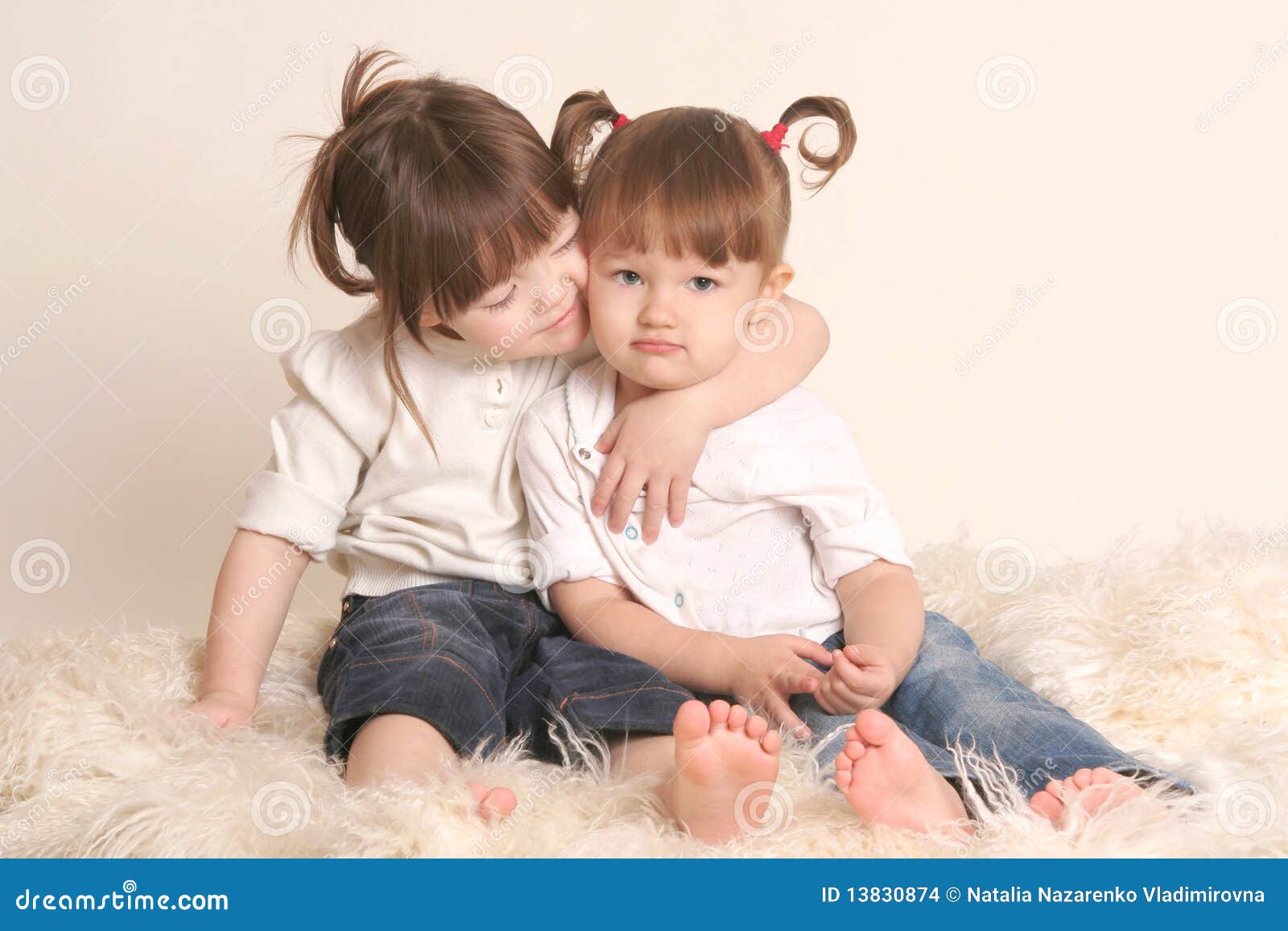 Freundschaft der Kinder stockfoto. Bild von freude, freundschaft - 13830874