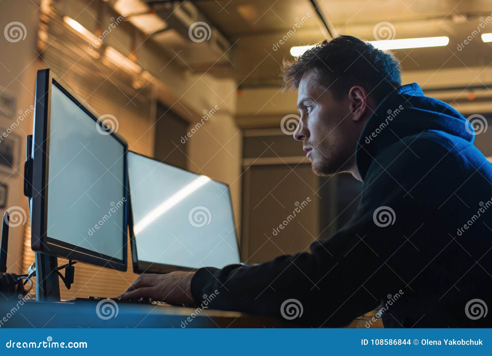 Fridfull Programmerare Som Arbetar Med Datoren Arkivfoto - Bild av ...