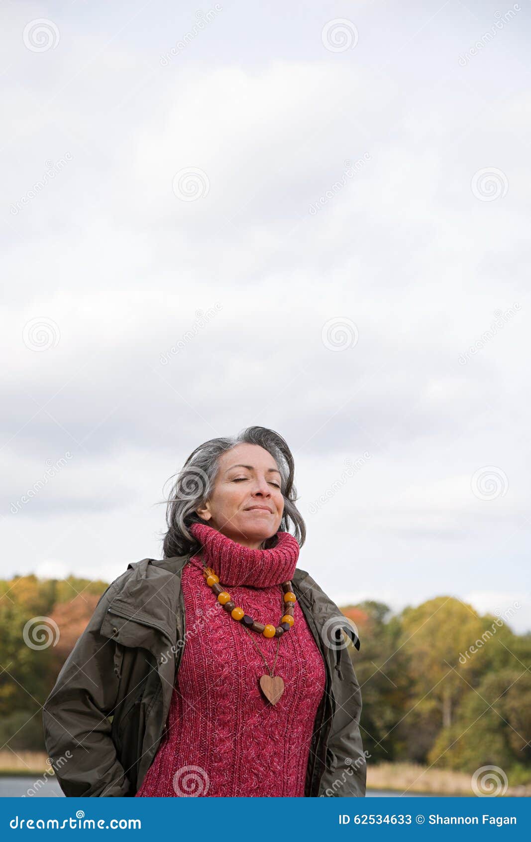 Fridfull Seende Mogen Kvinna Fotografering för Bildbyråer - Bild av ...