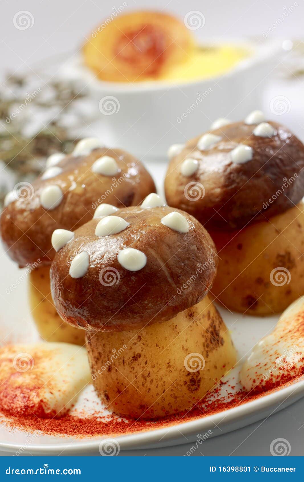 Fried Button Mushrooms with Potatos Stock Image - Image of meal, close ...