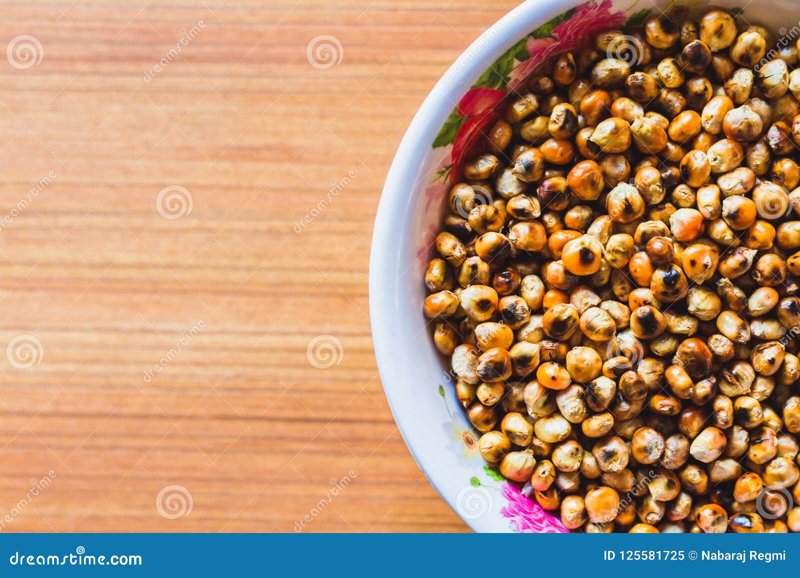 Fried Corn Na Tabela De Madeira Imagem de Stock - Imagem de lanche ...
