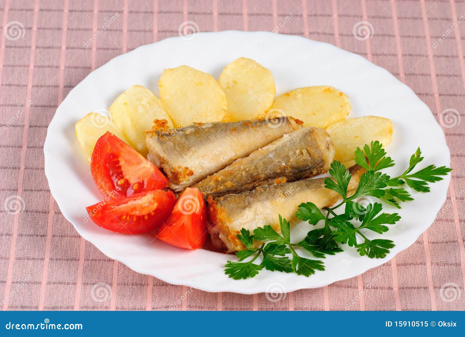 Fried fish and potato stock image. Image of close, cloth - 15910515