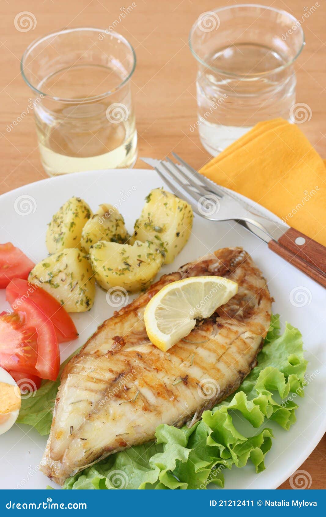 Fried fish with potato stock image. Image of lemon, fish - 21212411