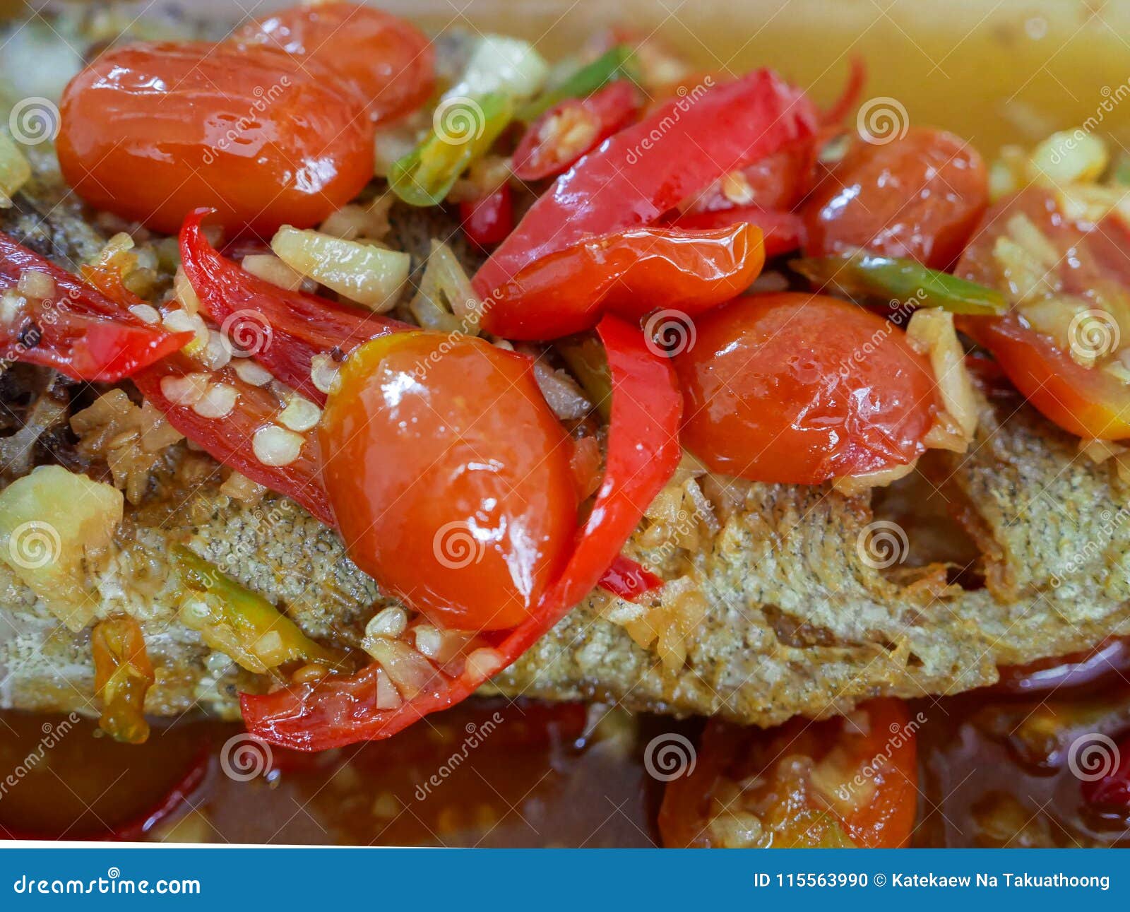 Fried Fish Profundo Con Chili Sauce Pla Rad Prik Foto de archivo ...