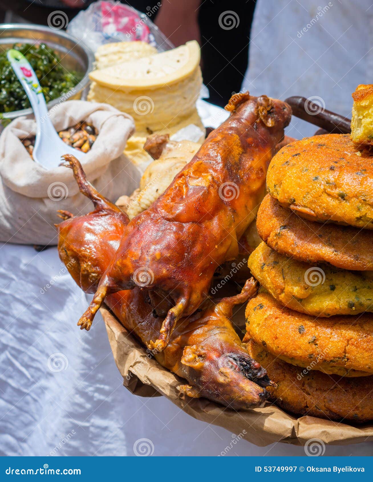 Fried Guinea Pig en Perú imagen de archivo. Imagen de almuerzo - 53749997