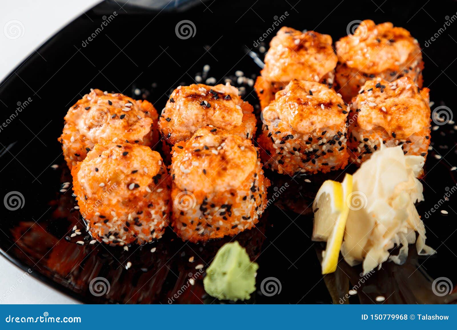 Fried Japanese Rullar I En Svart Platta Arkivfoto - Bild av lampa ...