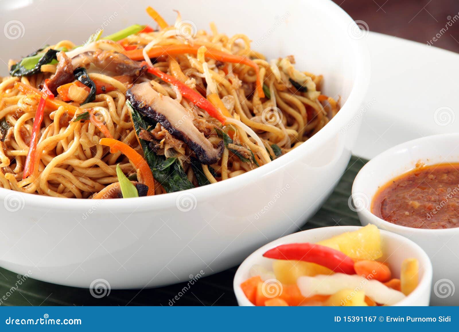 Fried noodle asian food stock image. Image of bowl, leaf - 15391167