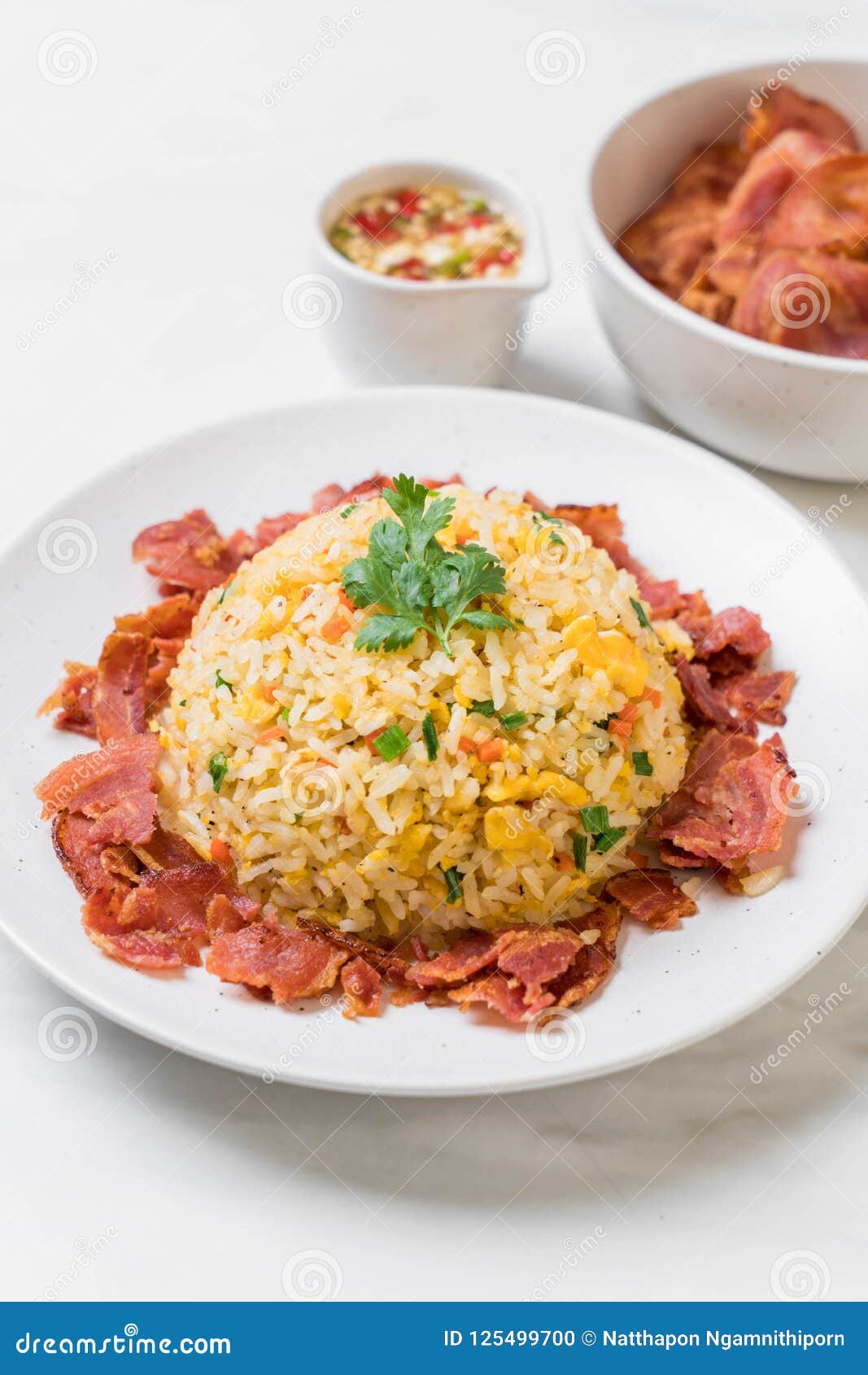 Fried Rice con tocino foto de archivo. Imagen de huevo - 125499700