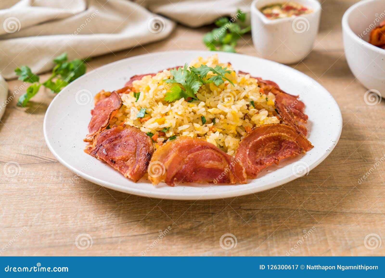 Fried Rice con tocino imagen de archivo. Imagen de tailandés - 126300617