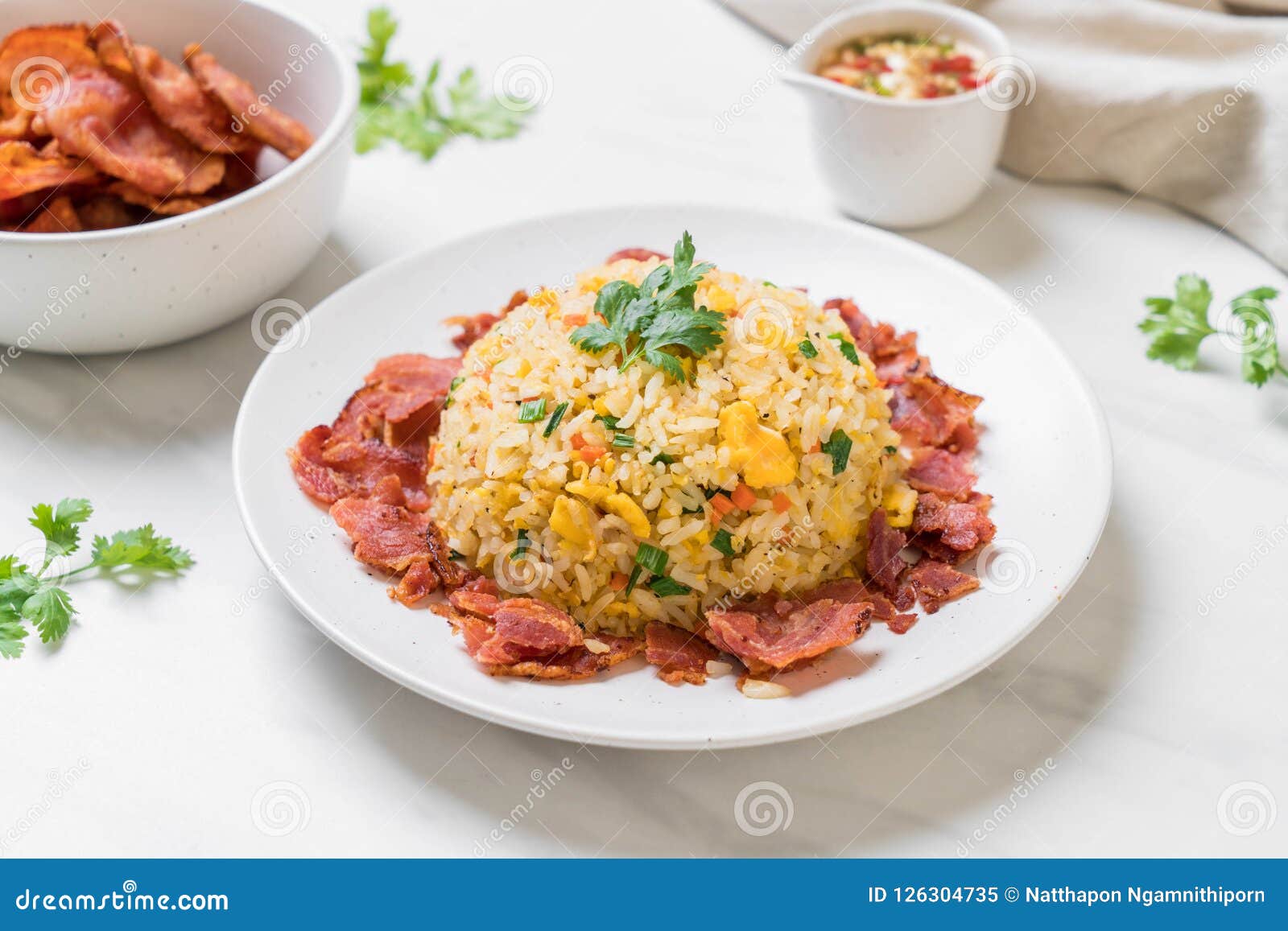 Fried Rice con tocino imagen de archivo. Imagen de tailandés - 126304735