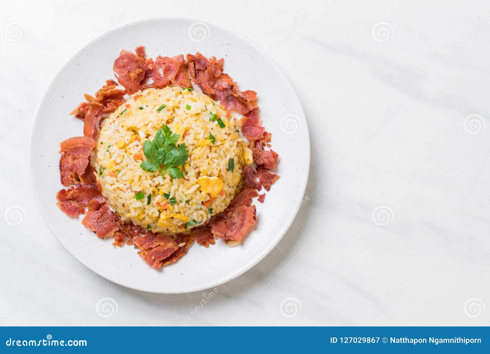 Fried Rice con tocino imagen de archivo. Imagen de huevo - 127029867