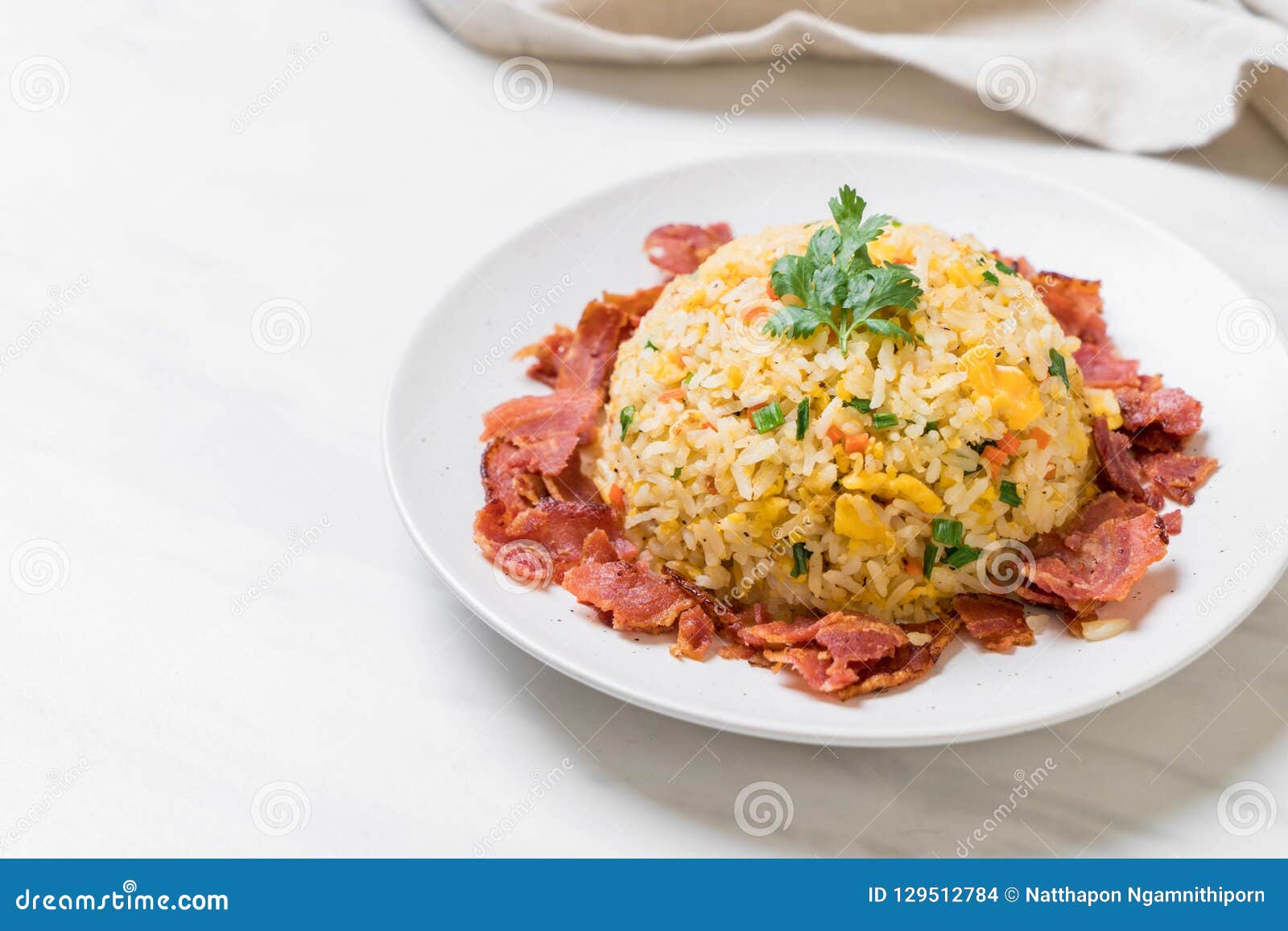 Fried Rice con tocino foto de archivo. Imagen de arroz - 129512784