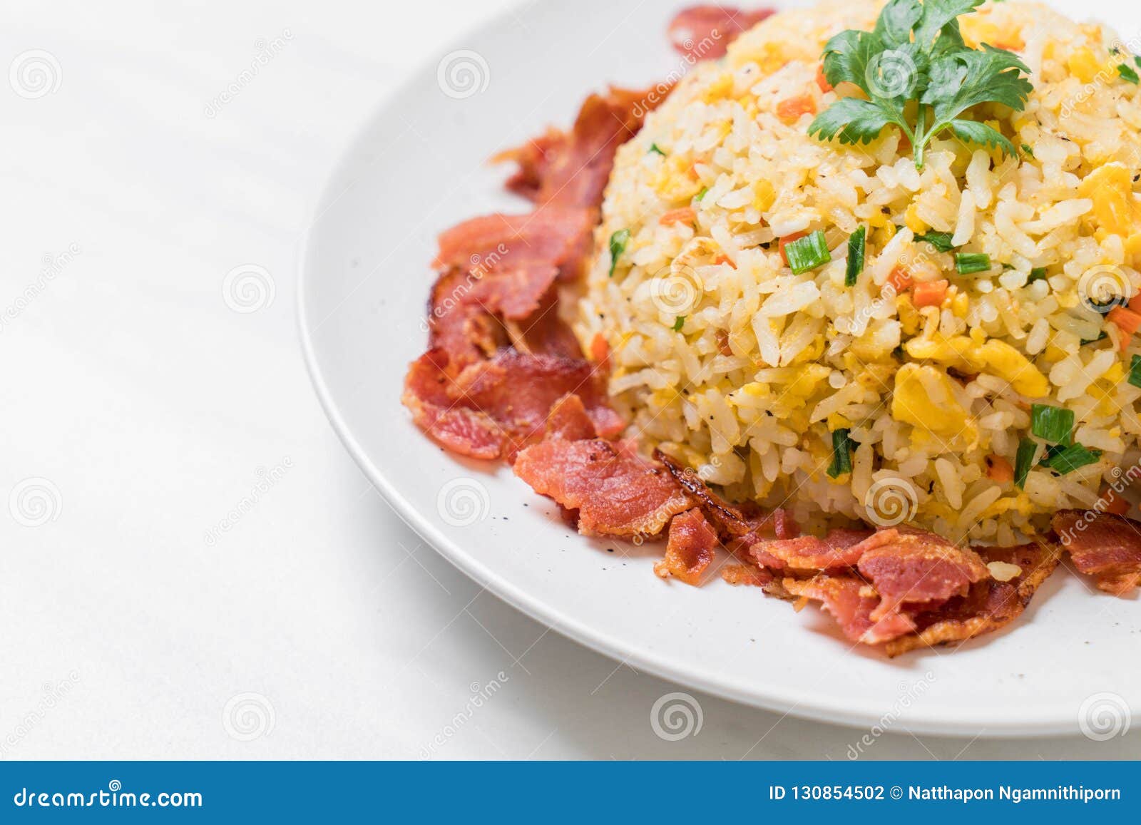 Fried Rice con tocino foto de archivo. Imagen de plato - 130854502