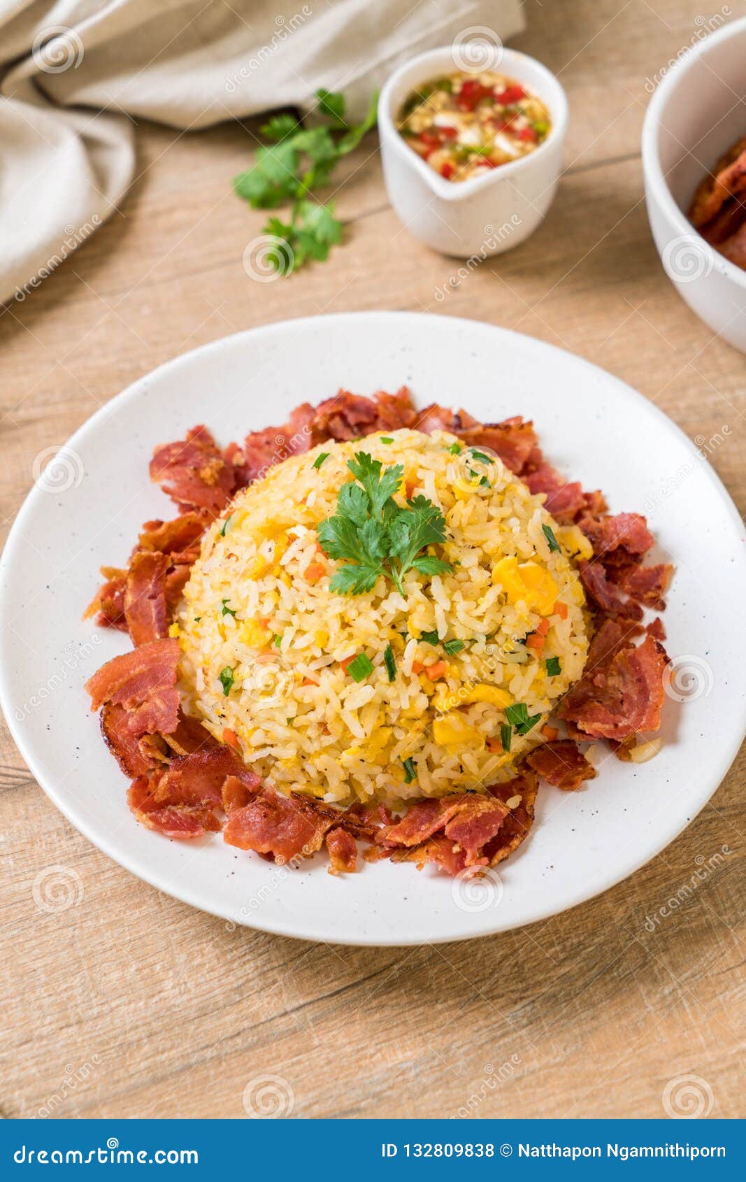 Fried Rice con tocino foto de archivo. Imagen de fondo - 132809838