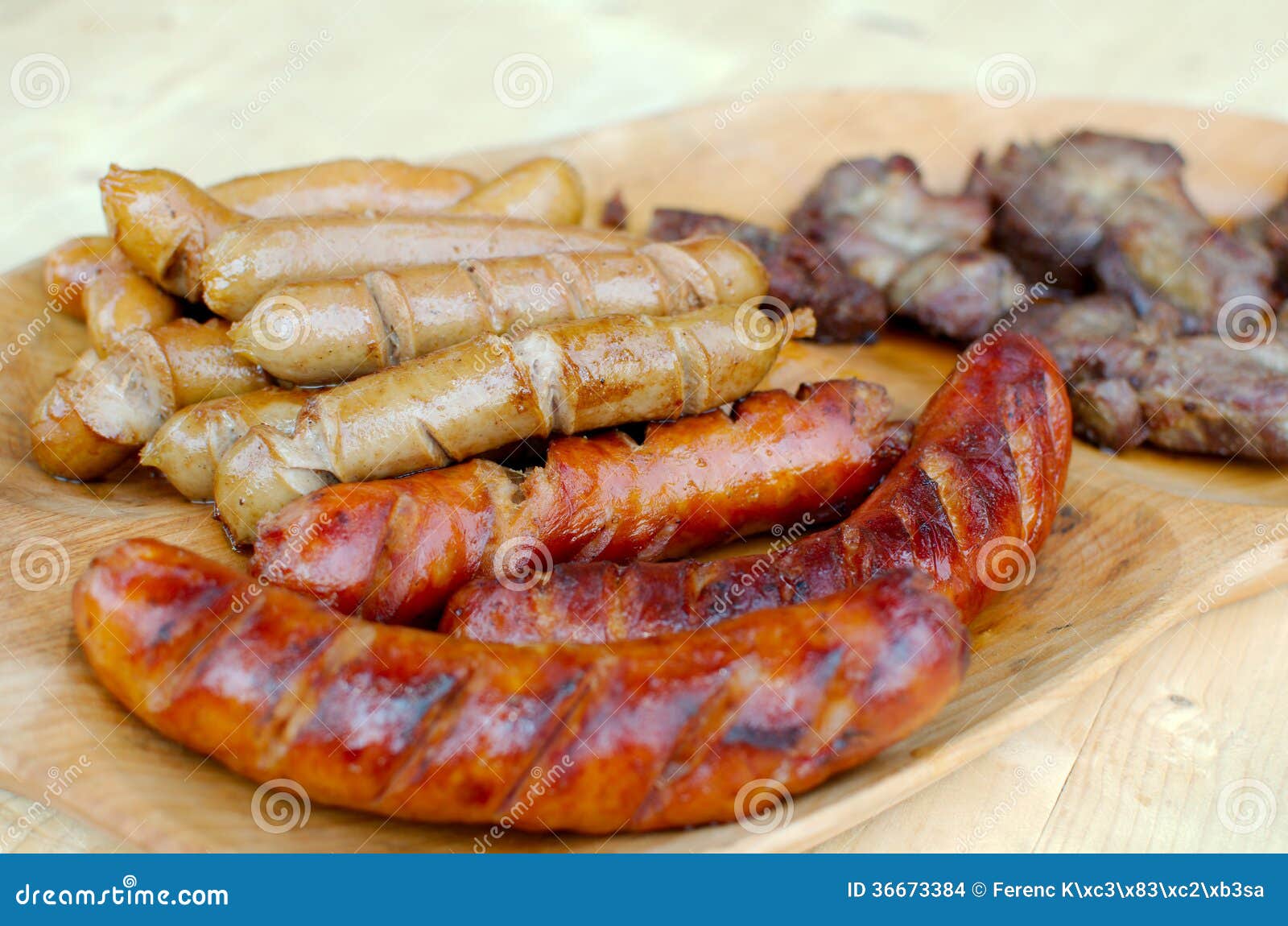 Fried Traditional Et Saucisse De Francfort Avec Le Rôti Gitan Photo ...