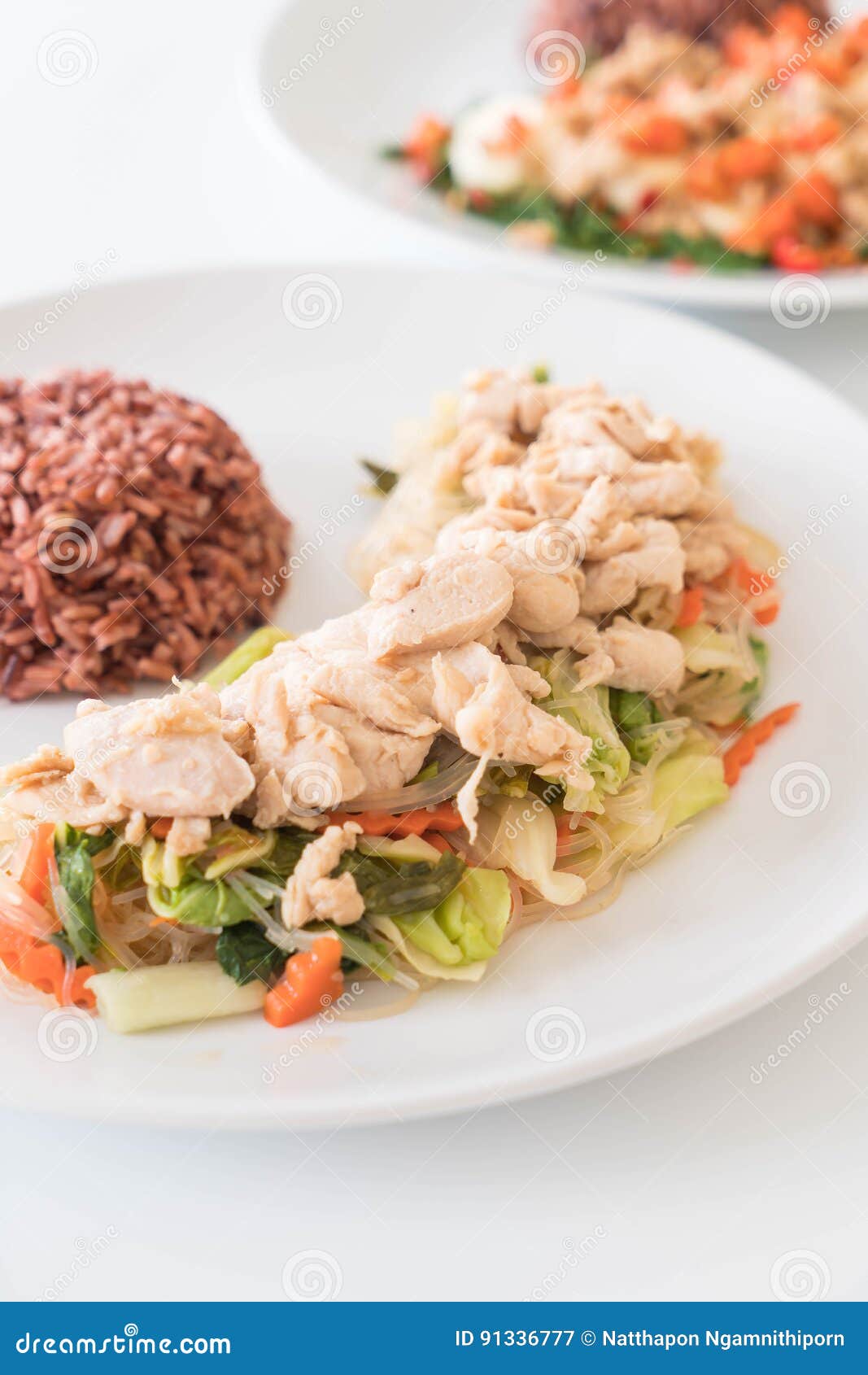 Fried Vermicelli Et Poulet Avec Du Riz De Baie Image stock - Image du ...