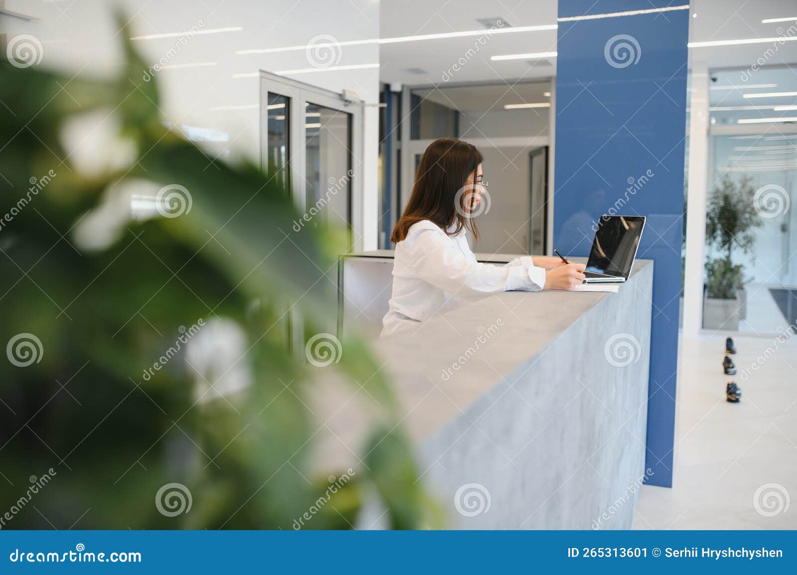 Friendly Young Woman Behind the Reception Desk Administrator Stock ...