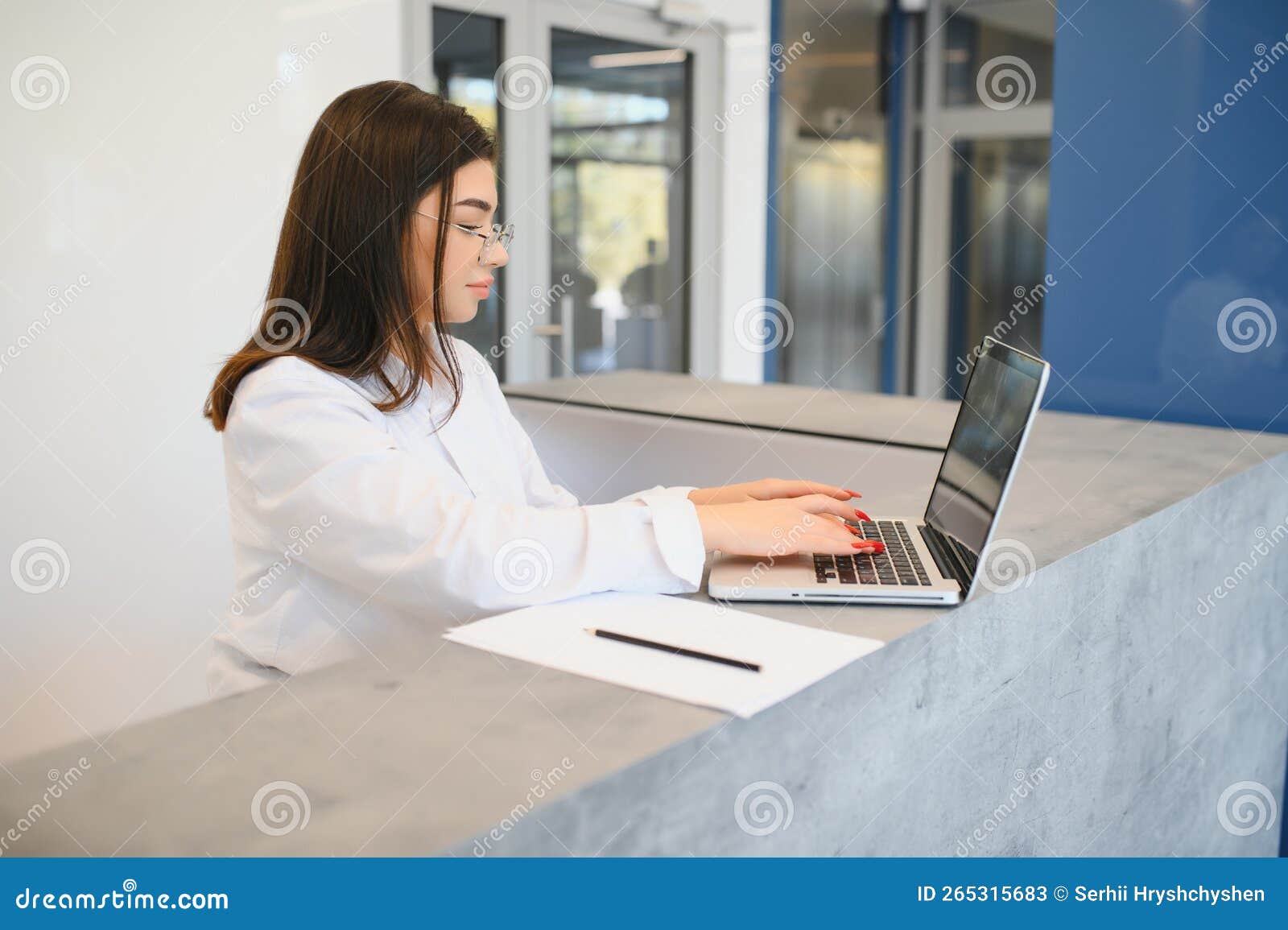 Friendly Young Woman Behind the Reception Desk Administrator Stock ...