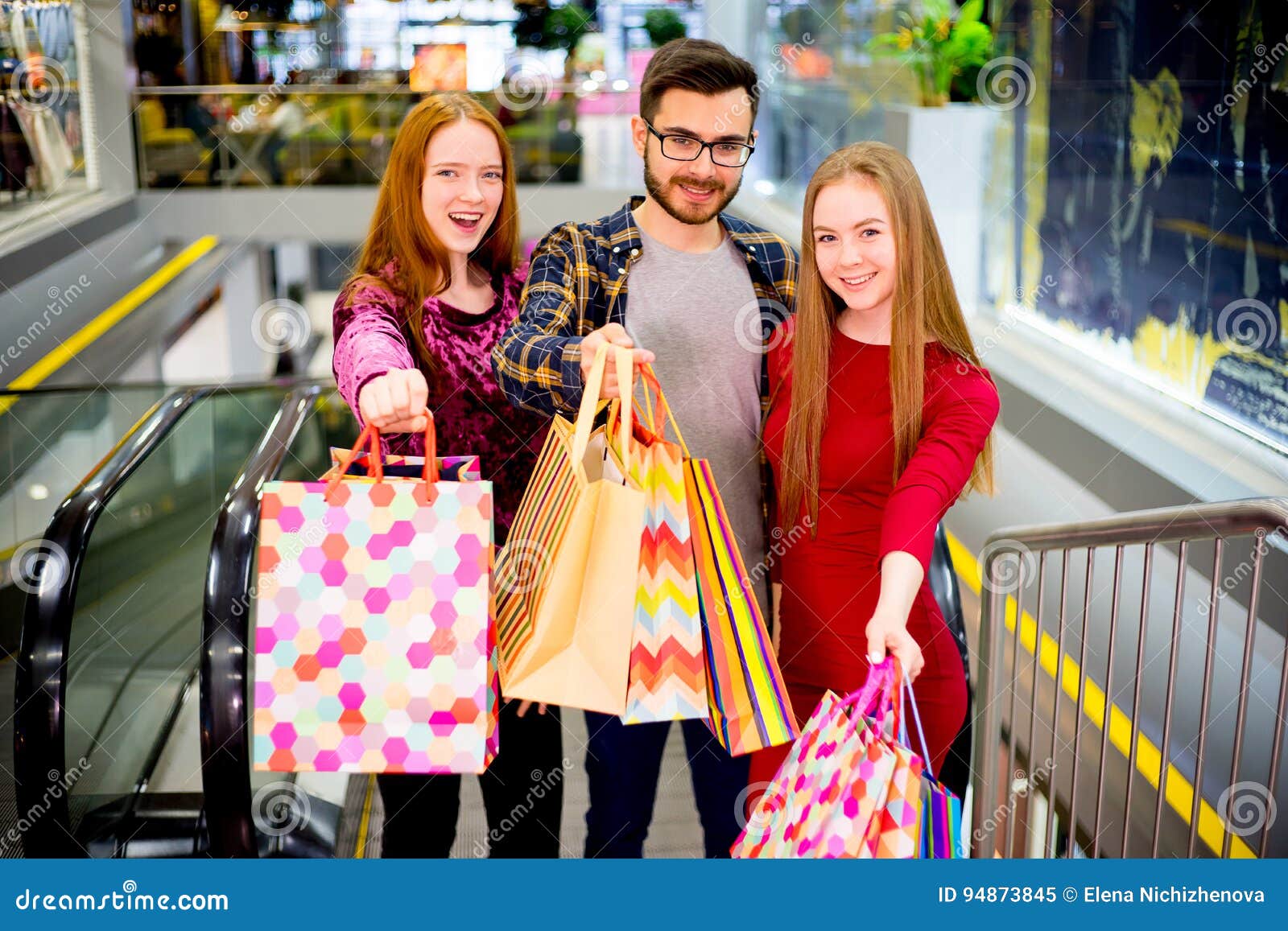 Friends shopping in mall stock image. Image of consumerism - 94873845