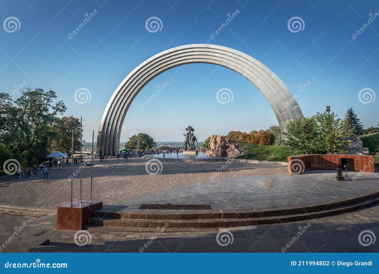 Friendship of Nations Arch - Kiev, Ukraine Editorial Photography ...