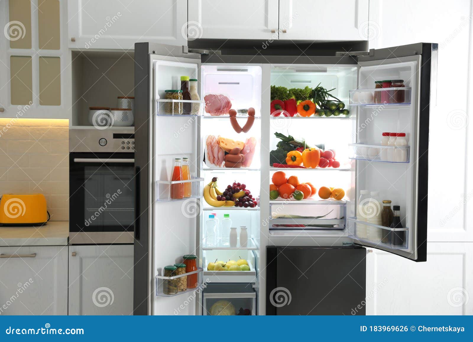 Frigorífico Cheio De Comida Na Cozinha Foto de Stock - Imagem de fresco ...