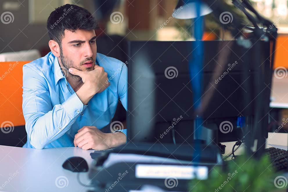 Frilans- Programmerare Som Arbetar I Startup Kontor Fotografering för ...