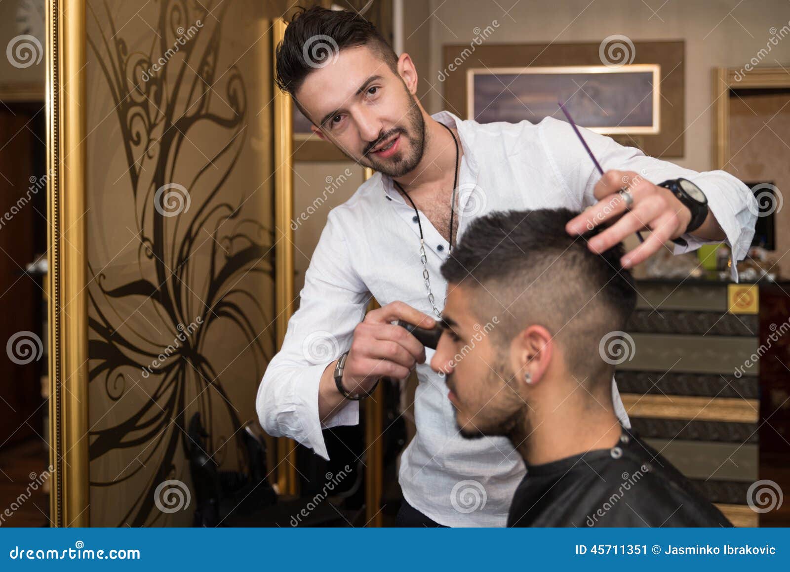 Frisör Cleaning Young Man Efter Frisyr Fotografering för Bildbyråer ...