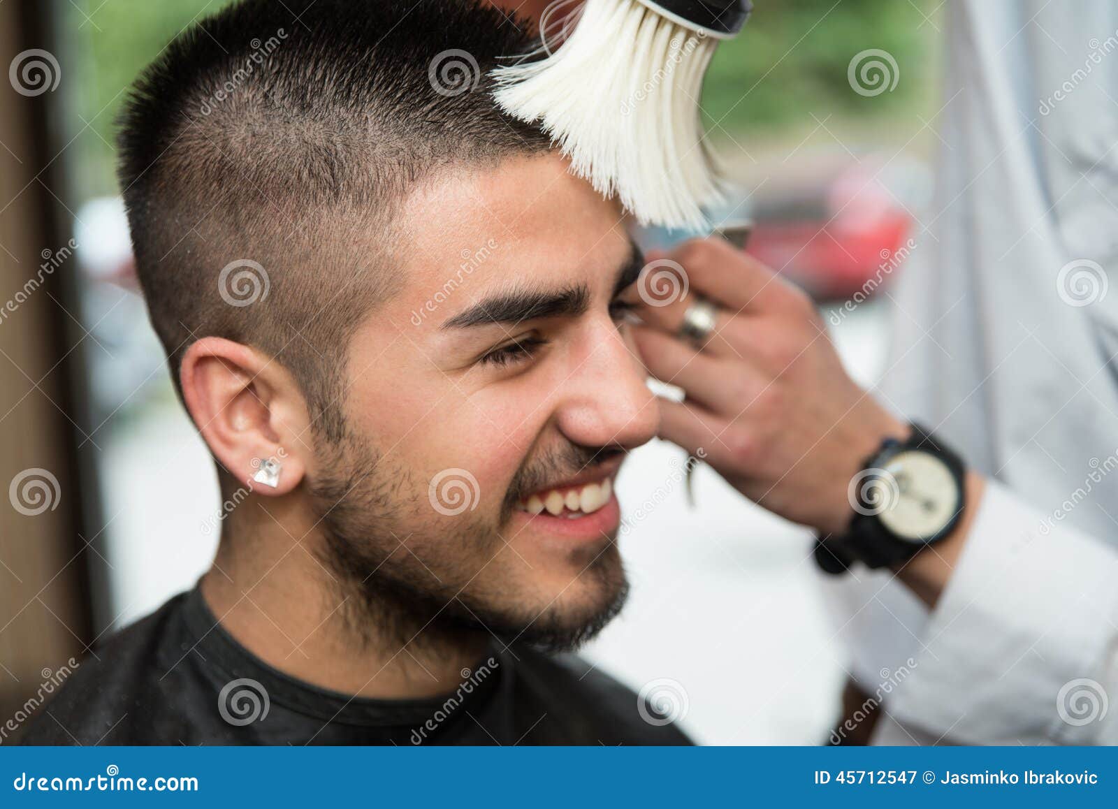 Frisör Cleaning Young Man Efter Frisyr Fotografering för Bildbyråer ...