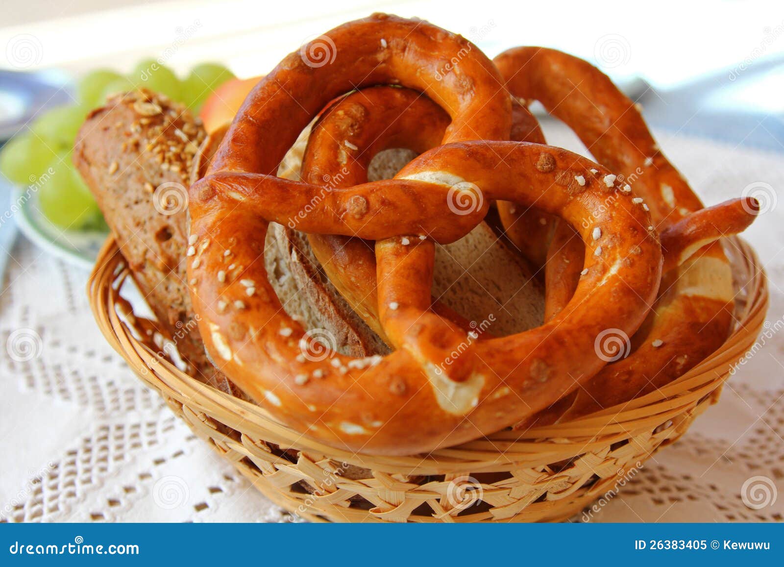 Frisch Gebackene Bayerische Brezel (Brezel) Stockbild - Bild von kultur ...