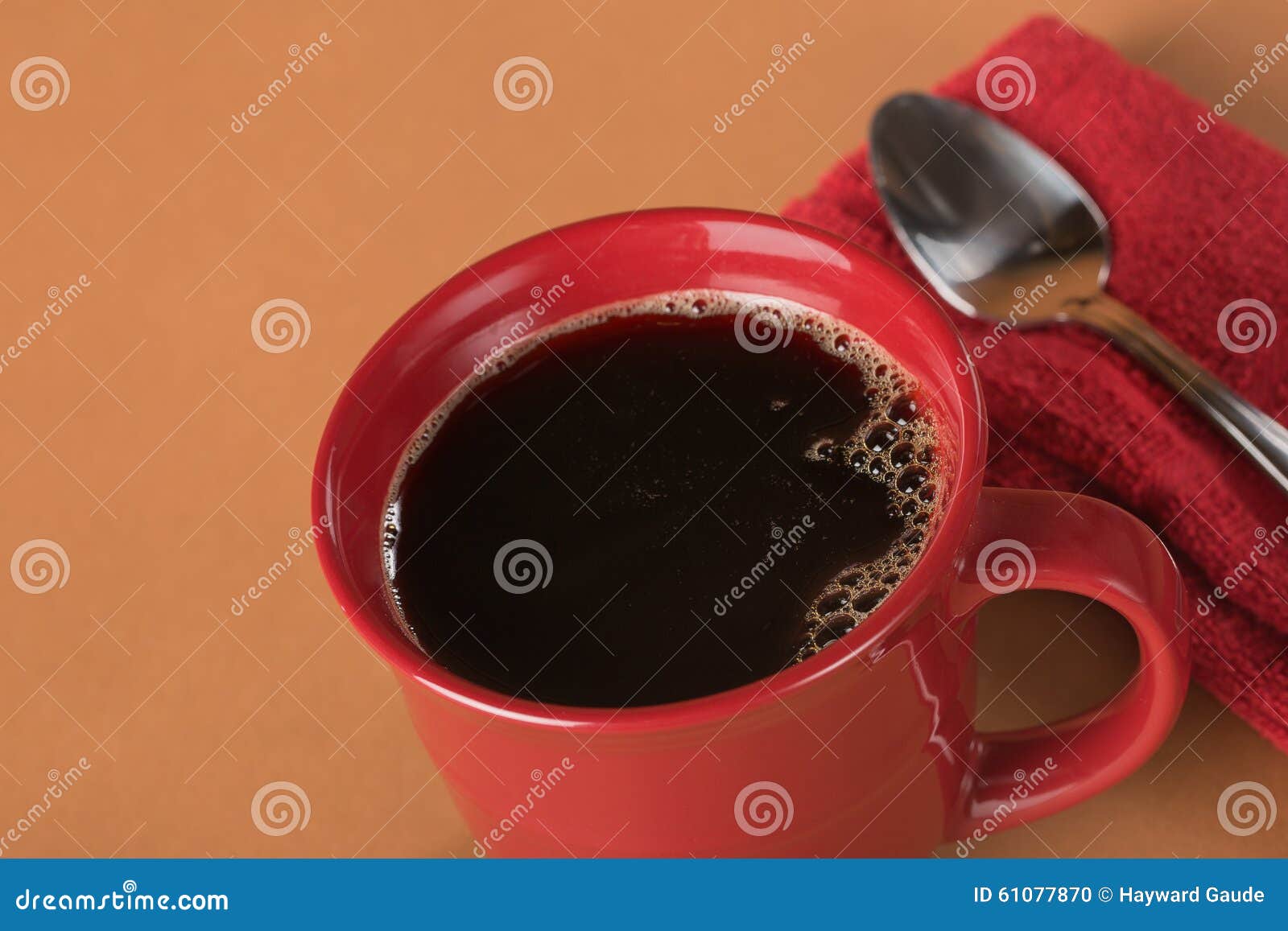 Frisch Gegossener Schwarzer Kaffee in Einem Roten Becher Stockfoto ...
