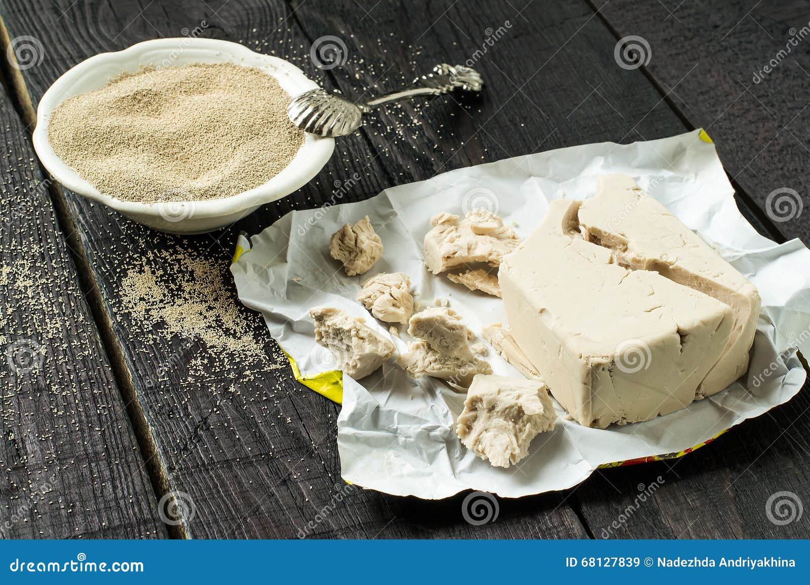 Frisch und Trockenhefe stockbild. Bild von trocken, mehrfach - 68127839