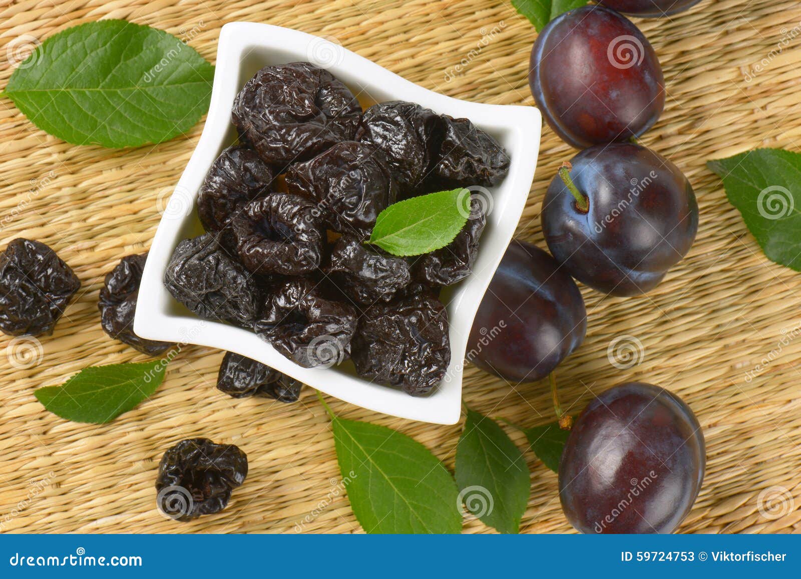 Frisch und Trockenpflaumen stockbild. Bild von bambus - 59724753