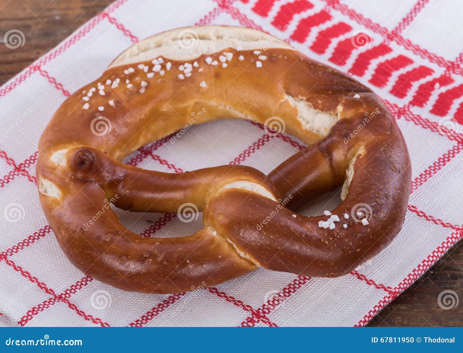 Frische bayerische Brezel stockfoto. Bild von bayerisch - 67811950