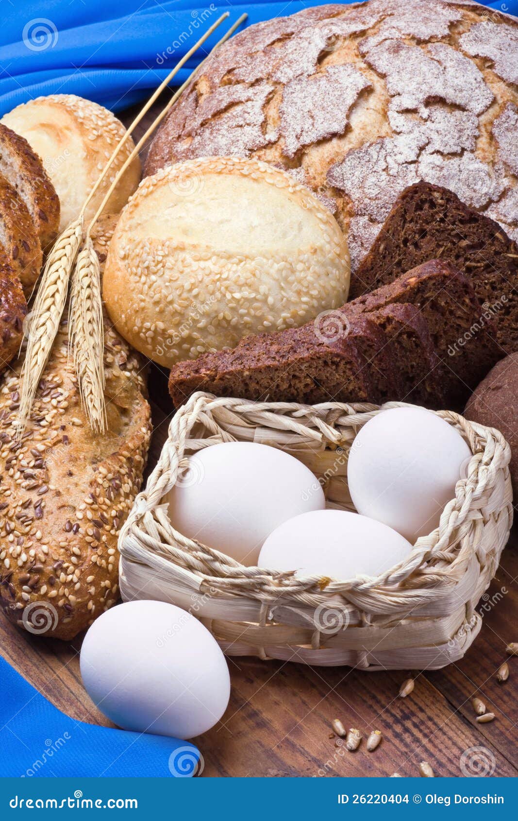 Frische Eier und viel Brot stockfoto. Bild von leben - 26220404