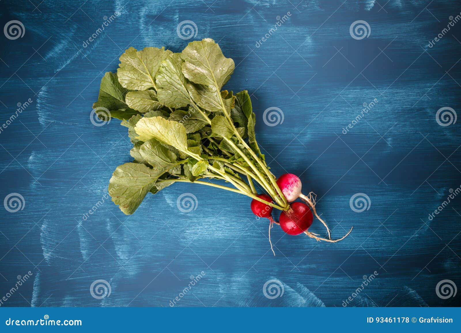 Frische Kleine Rote Rettiche Stockfoto - Bild von rettich, hintergrund ...