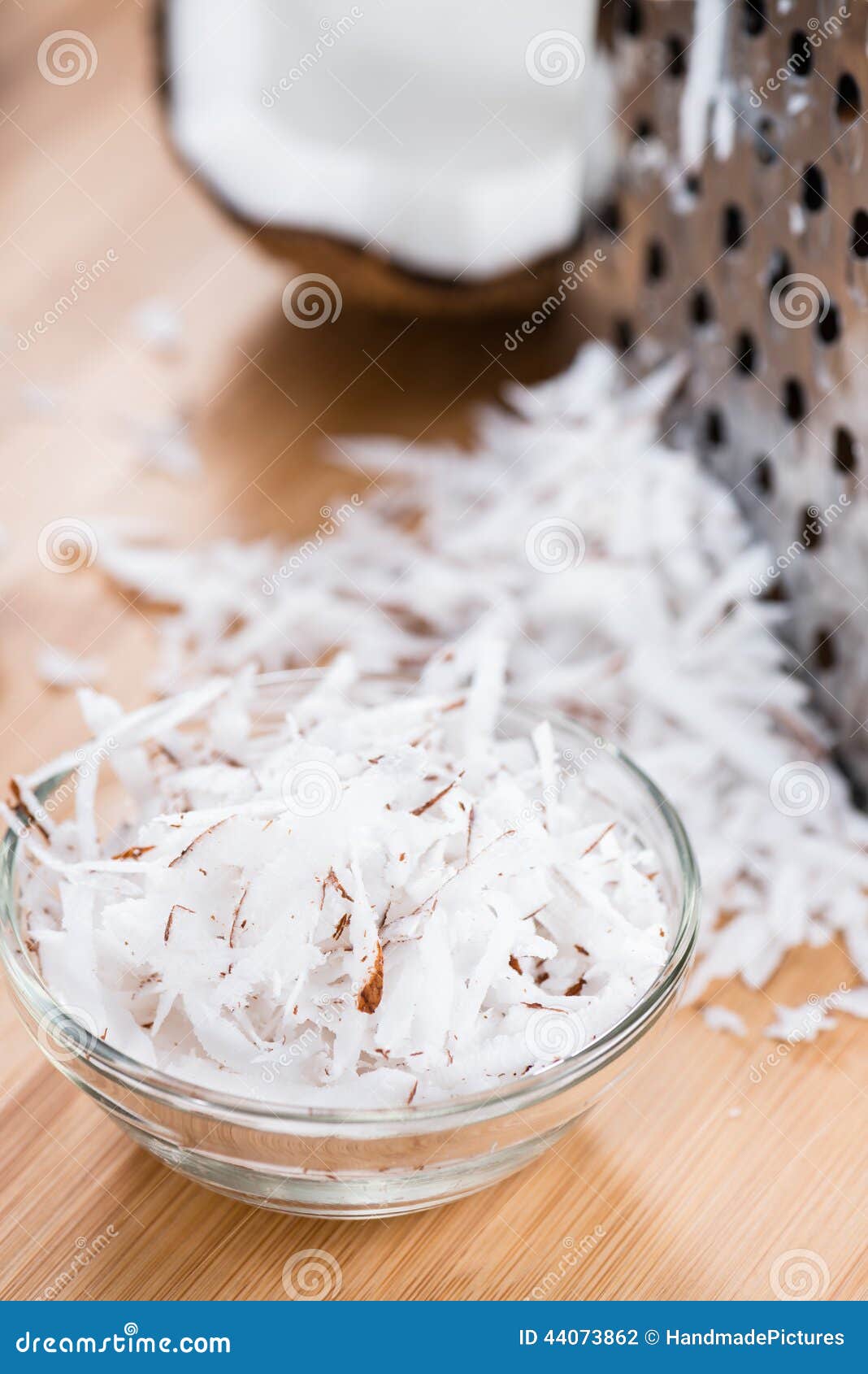 Frische Kokosraspel stockfoto. Bild von haufen, frucht - 44073862