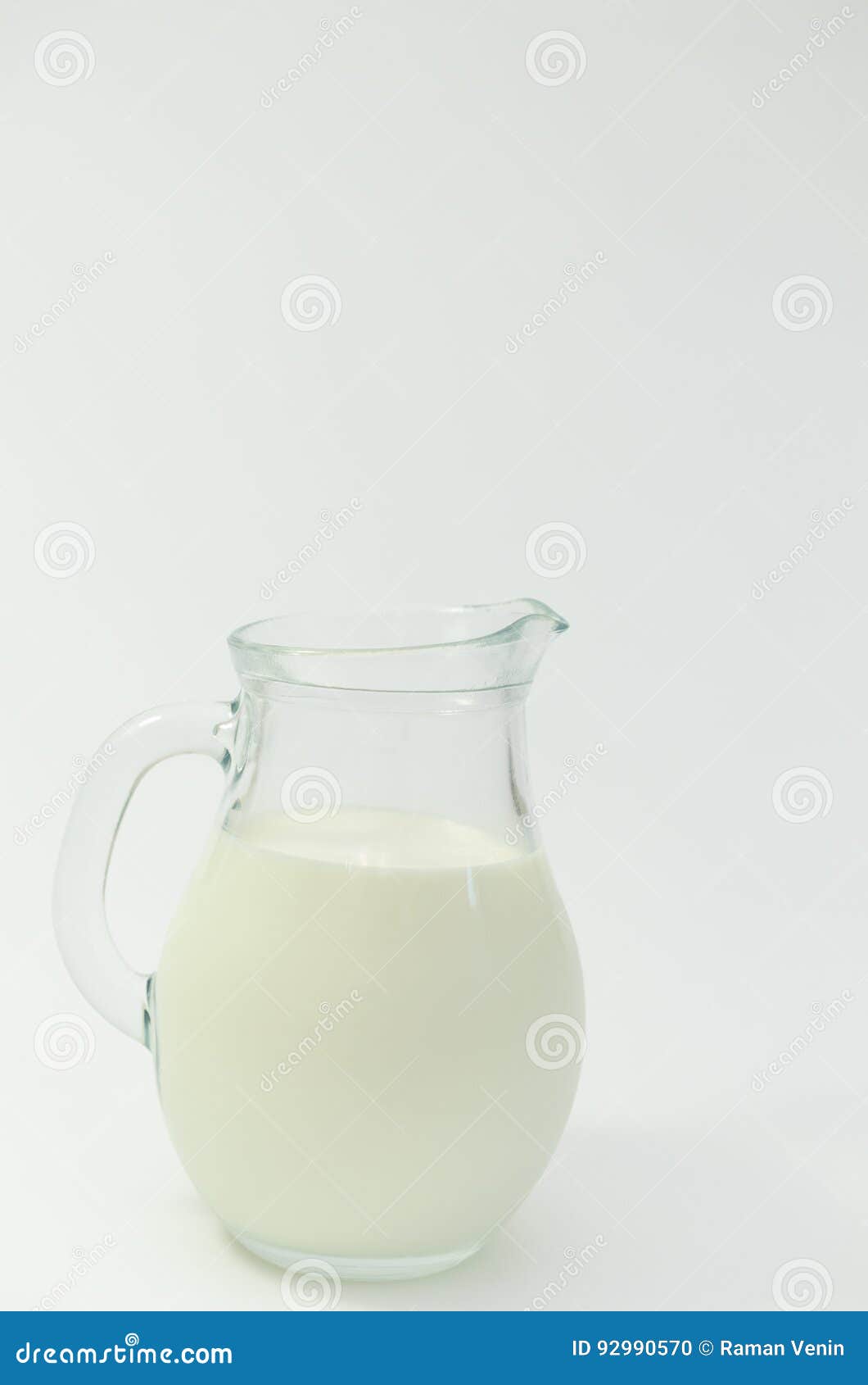 Frische Kuhmilch in Einem Glas Auf Einem Hellen Hintergrund Stockfoto ...