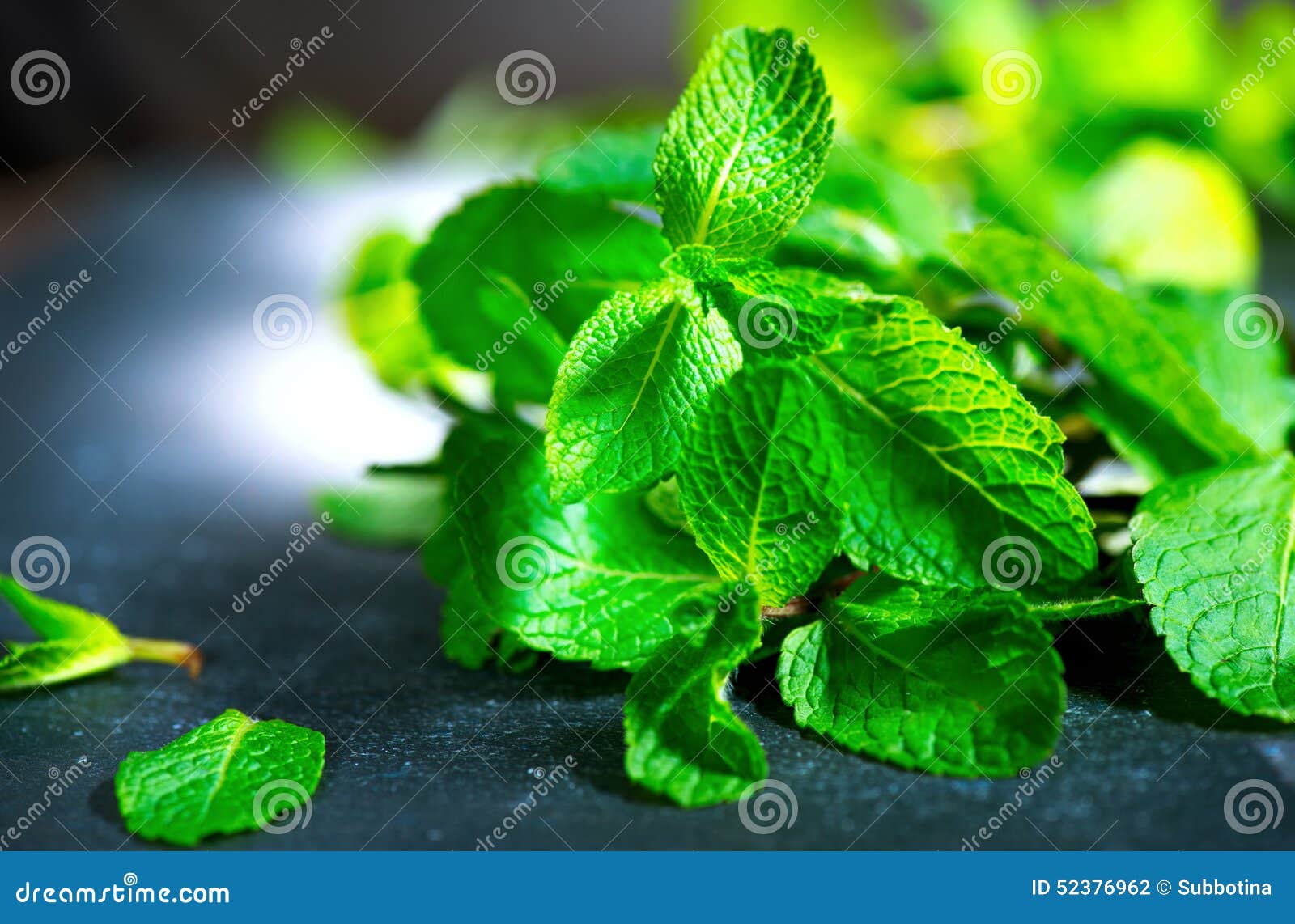 Frische Minze Auf Einer Tabelle Stockfoto - Bild von schwarzes, essen ...