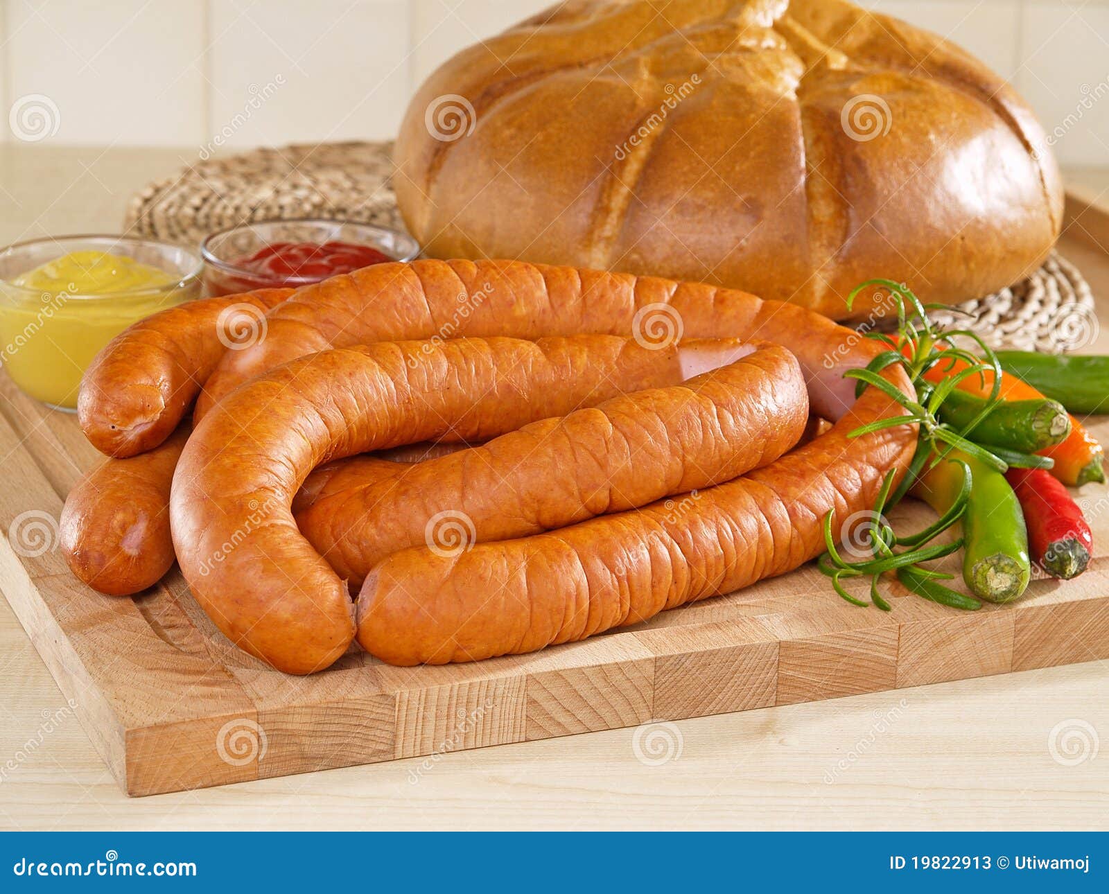 Frische Wurst Auf Einem Ausschnittvorstand Mit Brot Stockbild - Bild ...