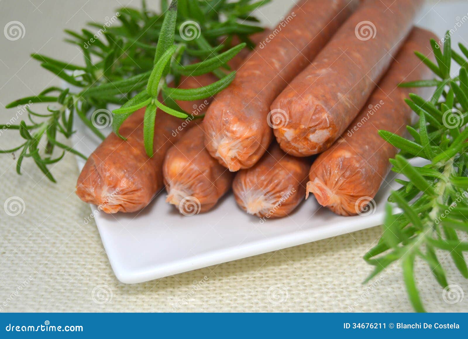 Frische Wurst mit Thymian stockbild. Bild von rindfleisch - 34676211