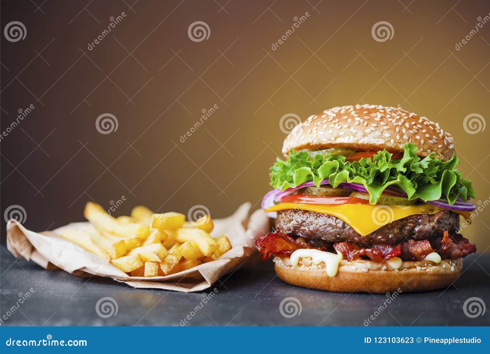 Frischer Burger Mit Pommes-Frites Stockbild - Bild von cheeseburger ...