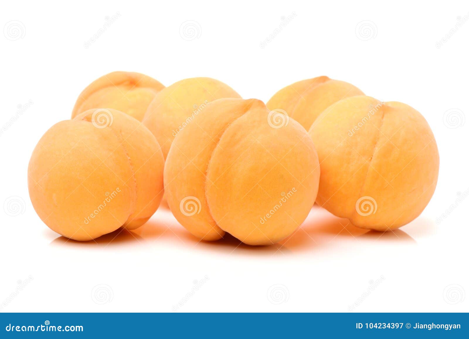 Frischer gelber Pfirsich stockbild. Bild von isolat - 104234397