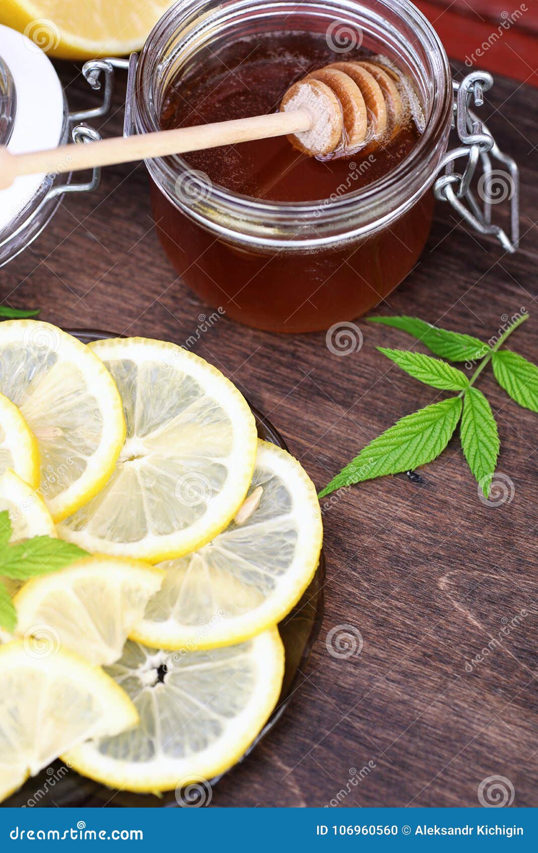 Frischer Honig Mit Einer Schale Schwarzem Tee Stockfoto - Bild von glas ...