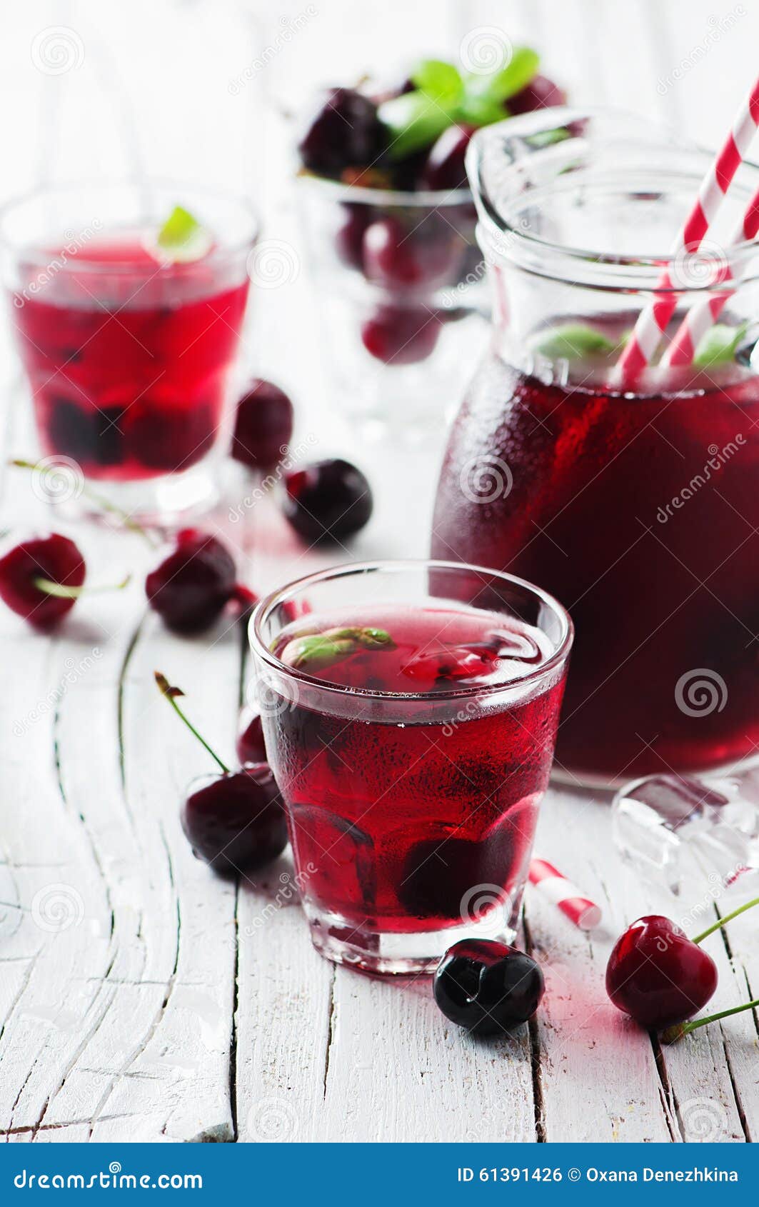 Frischer Kirschsaft Mit Eis Stockfoto - Bild von kalt, getränk: 61391426