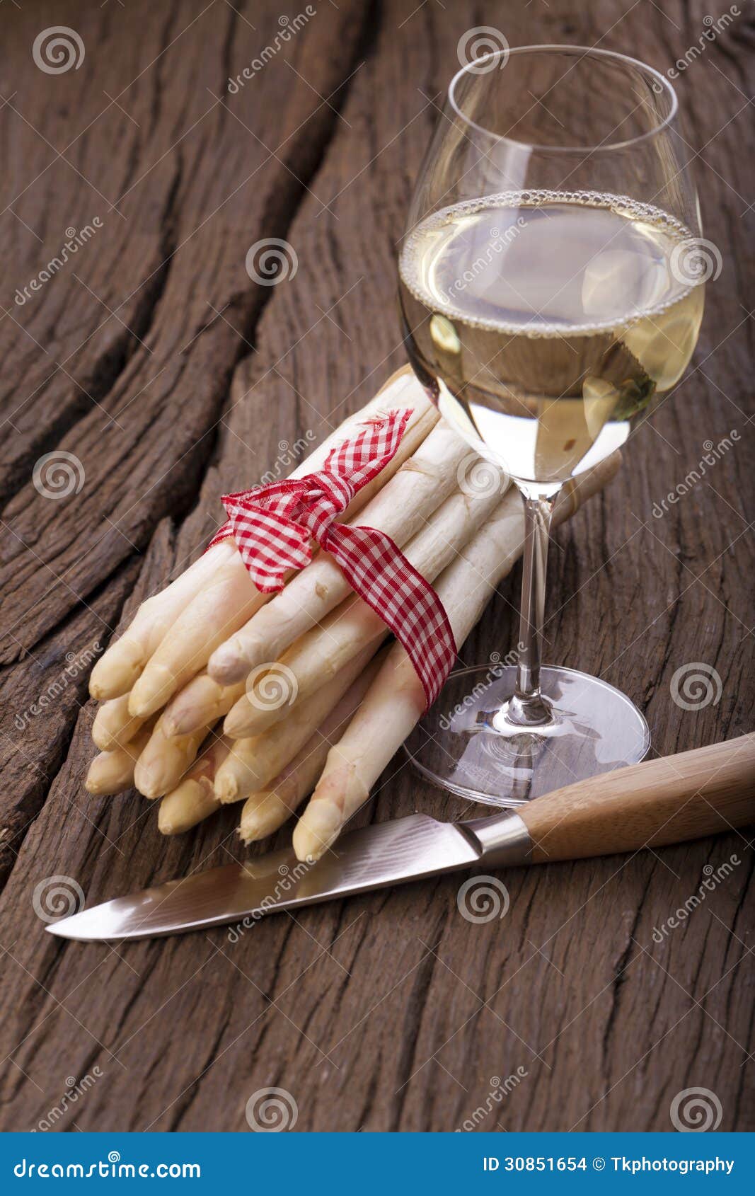 Frischer Spargel Und Und Ein Glaswein Stockfoto - Bild von essen, küche ...