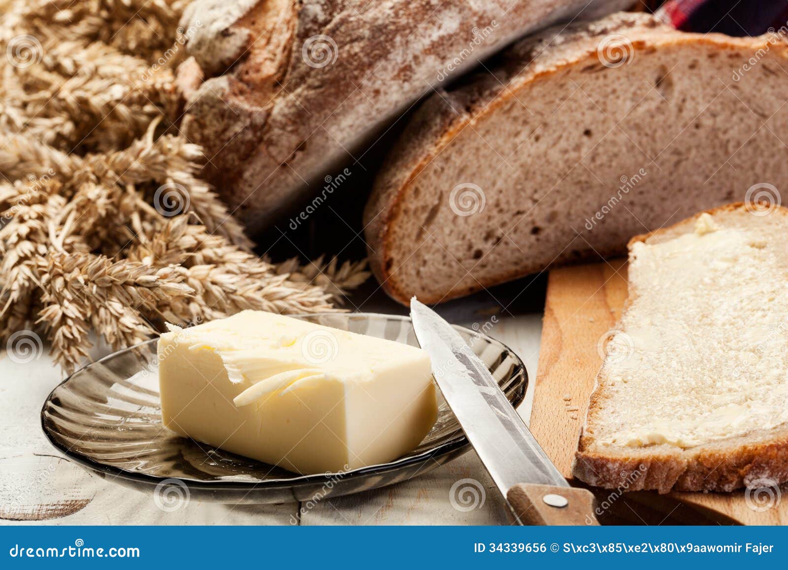 Frisches Brot mit Butter stockfoto. Bild von vorstand - 34339656