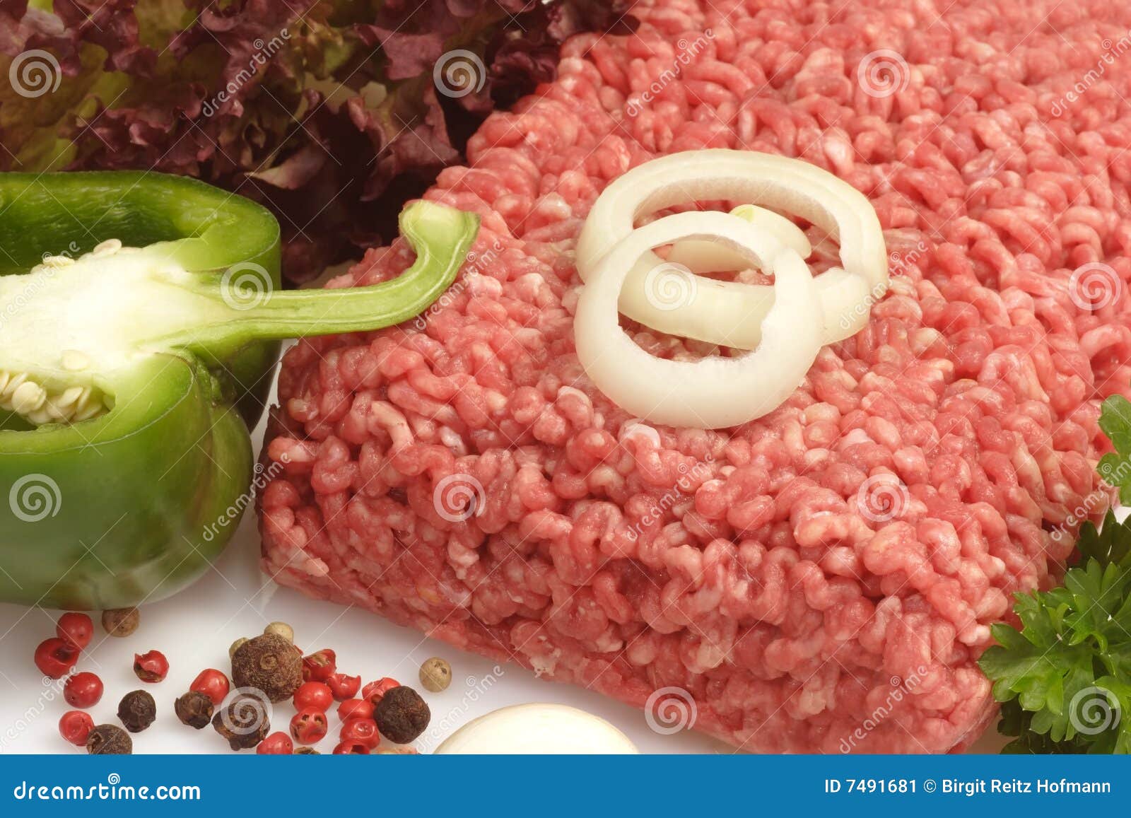 Frisches Hackfleisch stockbild. Bild von blut, zwiebel - 7491681