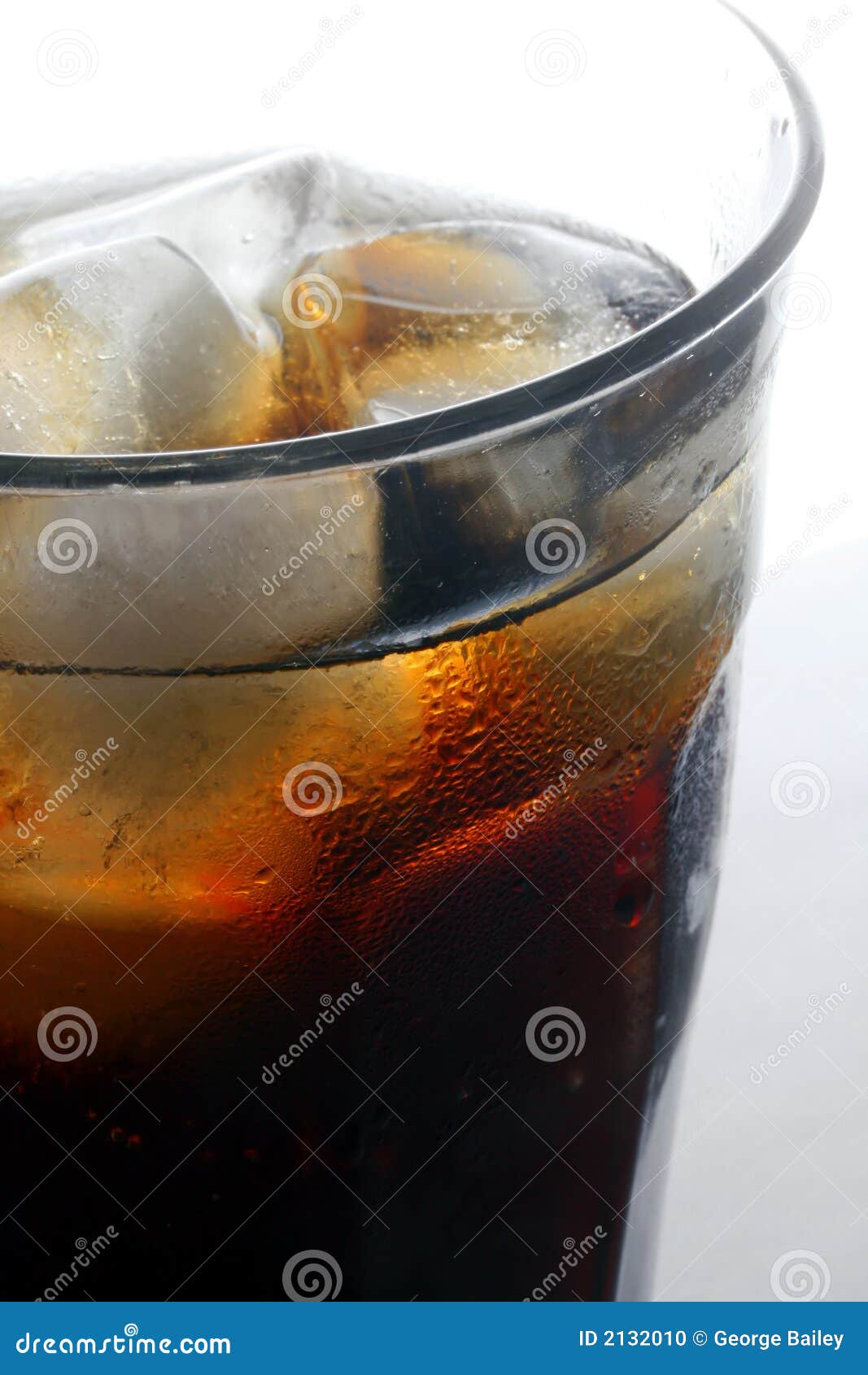 Frisdrank met ijs stock foto. Image of zoet, drank, kola - 2132010