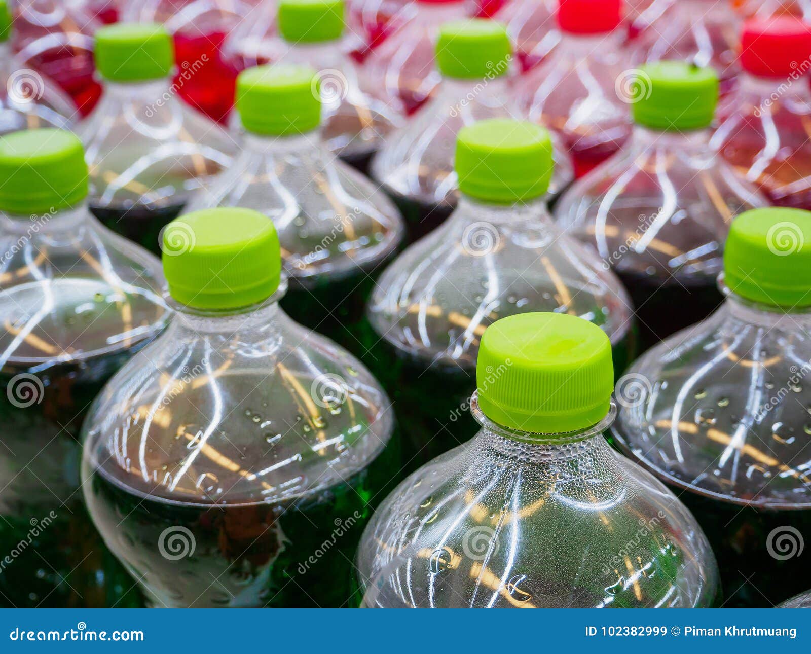 Frisdranken in flessen stock afbeelding. Image of groen - 102382999