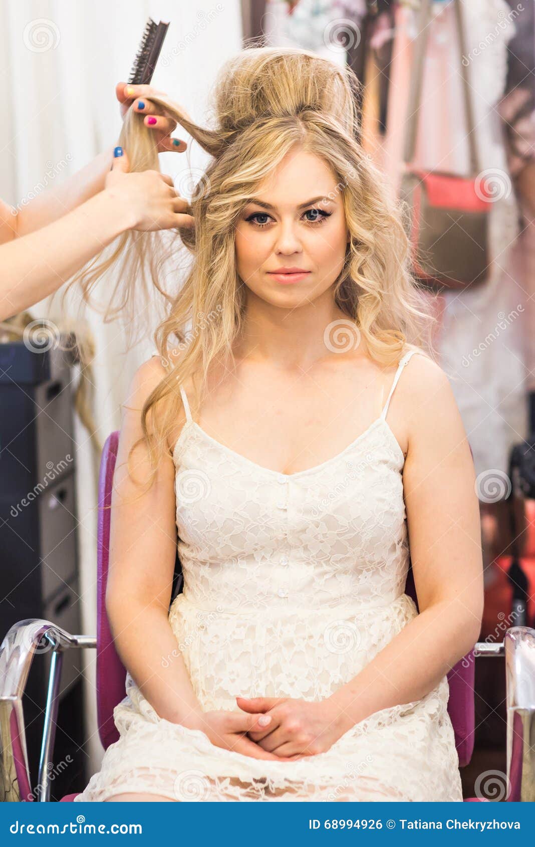 Friseur bildet Frisur stockfoto. Bild von aufbereiter - 68994926